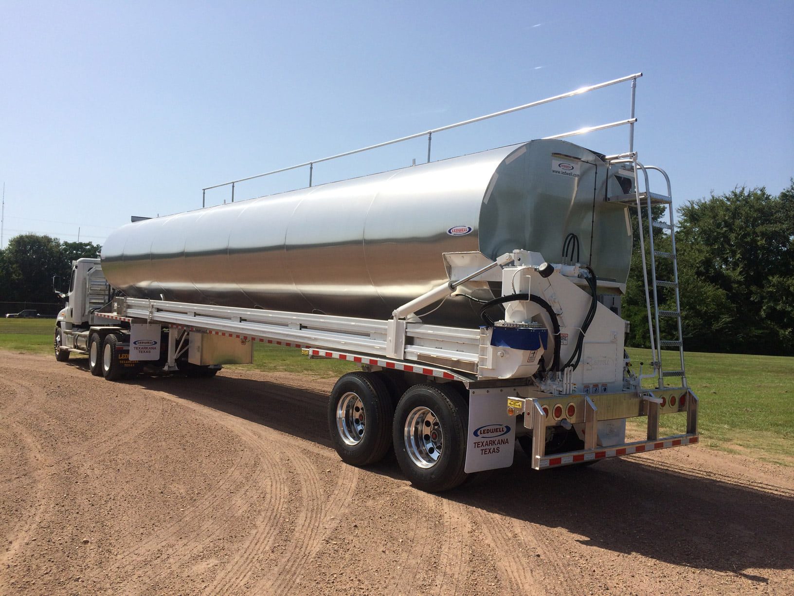 Paddle Wagon Feed Trailer for Sale | Ledwell Manufactured Feed Trailers